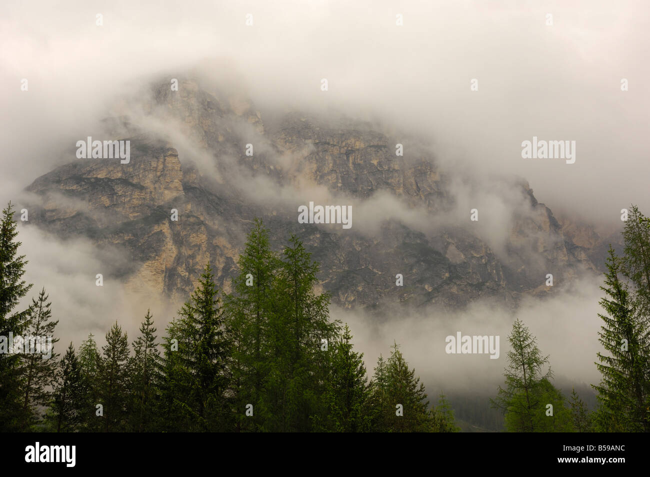 Very low cloud hi-res stock photography and images - Alamy