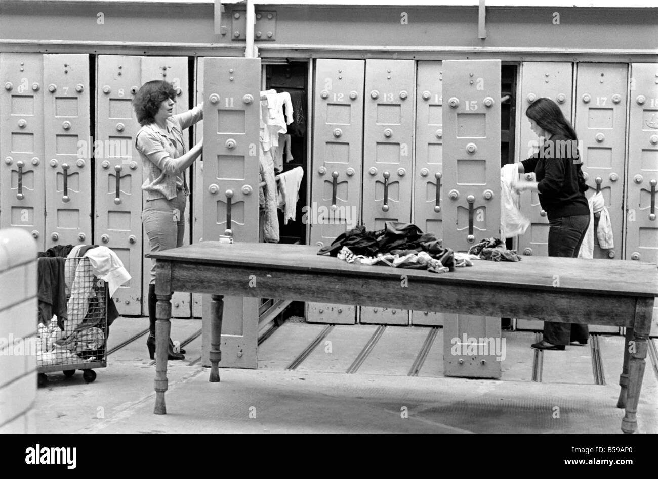 Glasgow Steamies. General scenes of women doing the laundry in a ...