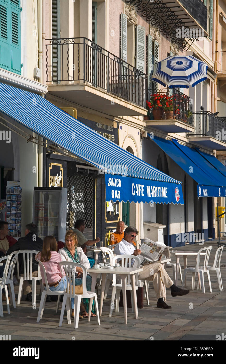 Outdoor dining along waterfront, Cannes, Alpes Maritimes, Provence ...