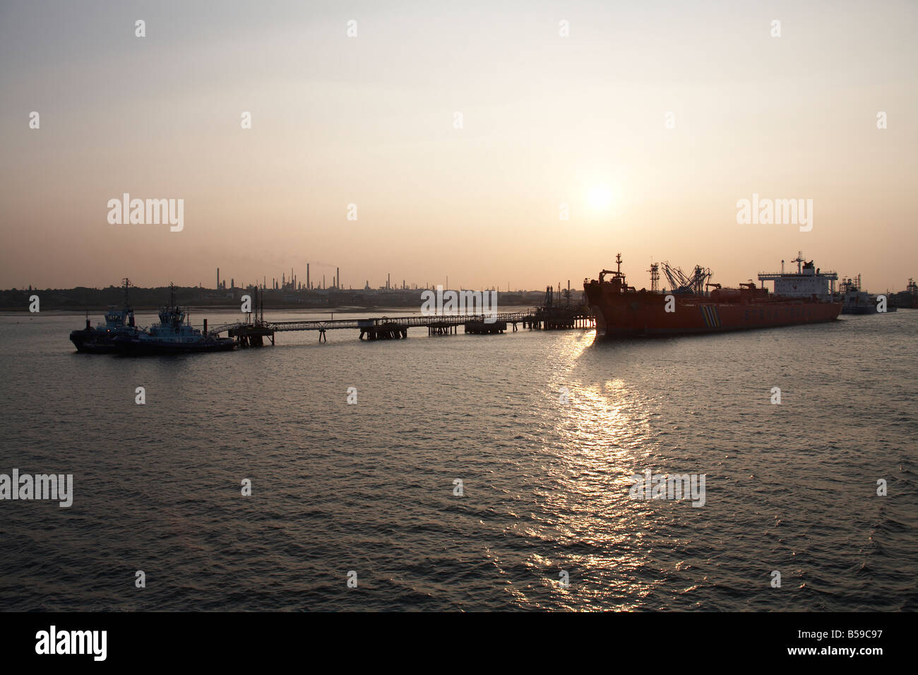 Refinery terminal hi-res stock photography and images - Alamy