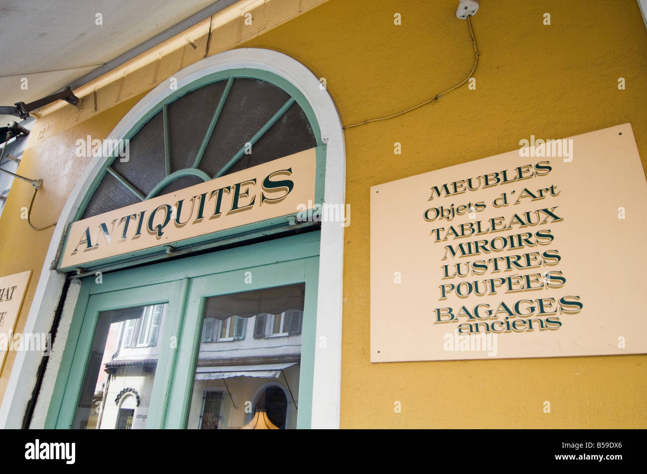 Stores district building hi-res stock photography and images - Alamy