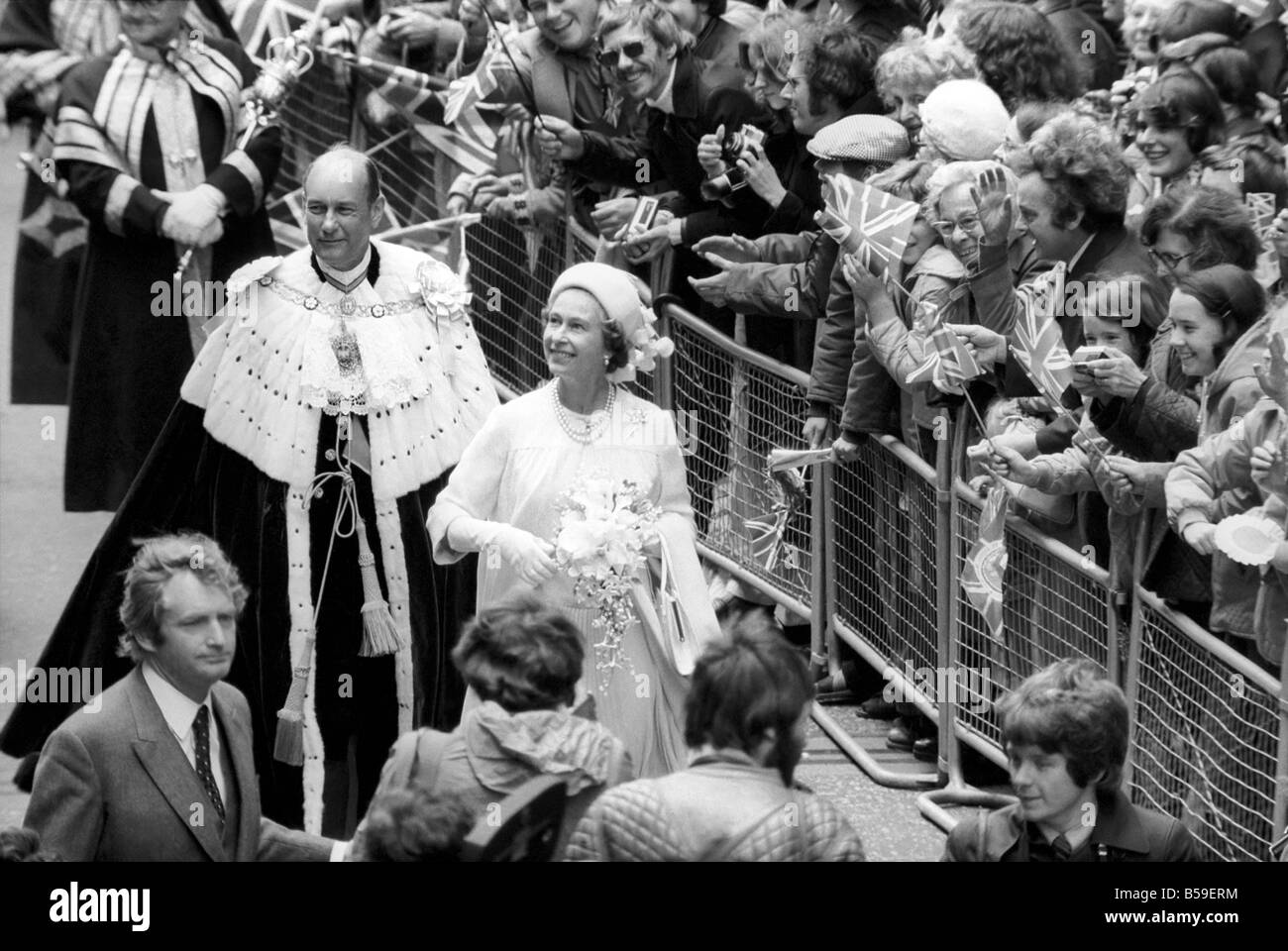 Queen elizabeth ii waving hi-res stock photography and images - Alamy