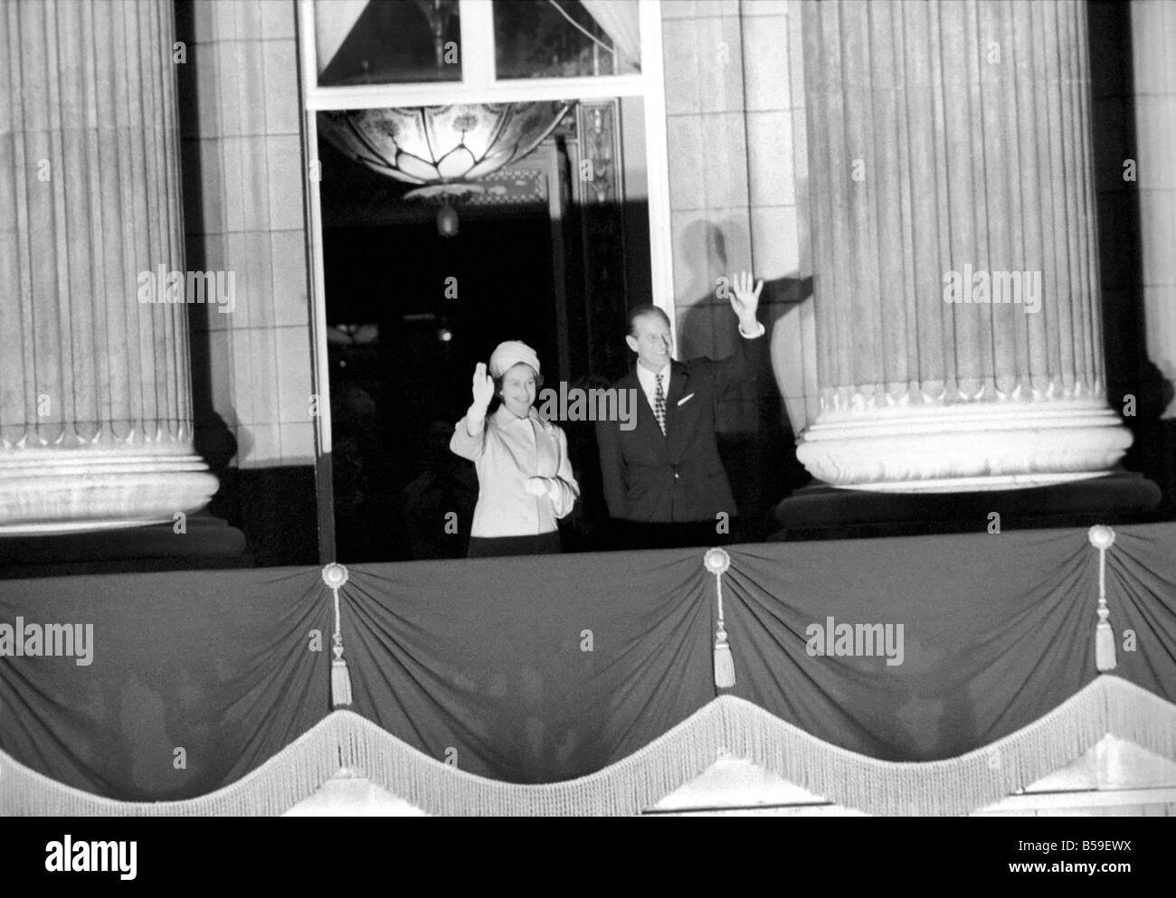 Queen elizabeth ii 1977 balcony hi-res stock photography and images - Alamy
