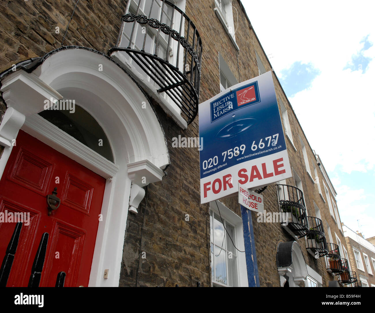 House for sale sign london hi-res stock photography and images - Alamy