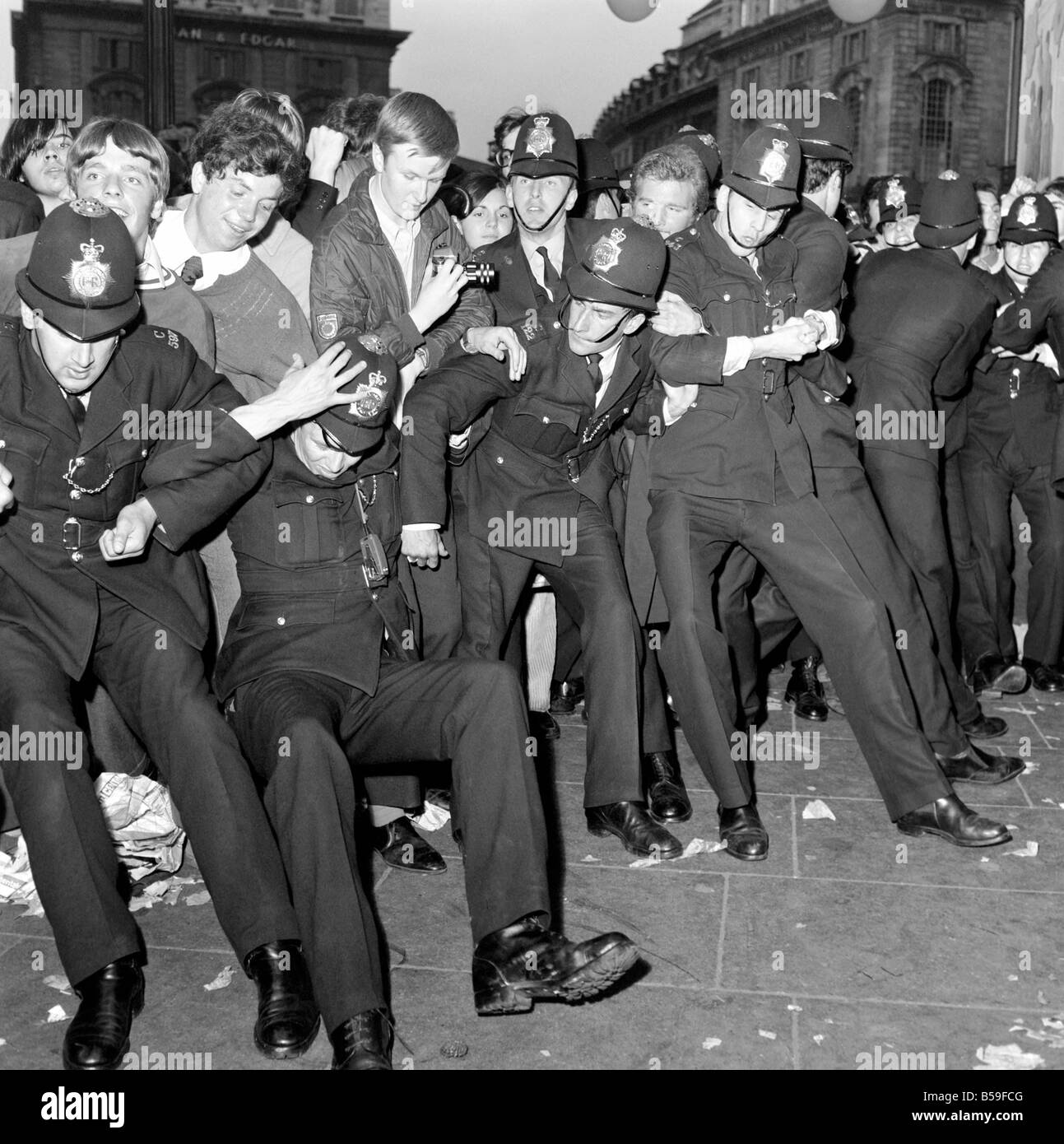 Film Premiere of the new Beatles film "Yellow Submarine" at London ...