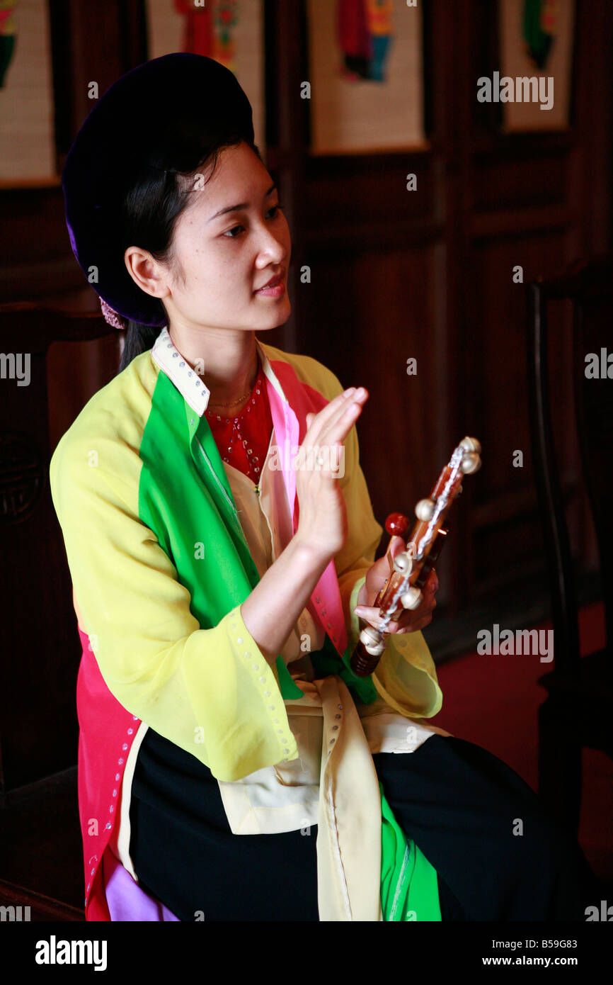 Vietnamese musician hi-res stock photography and images - Alamy