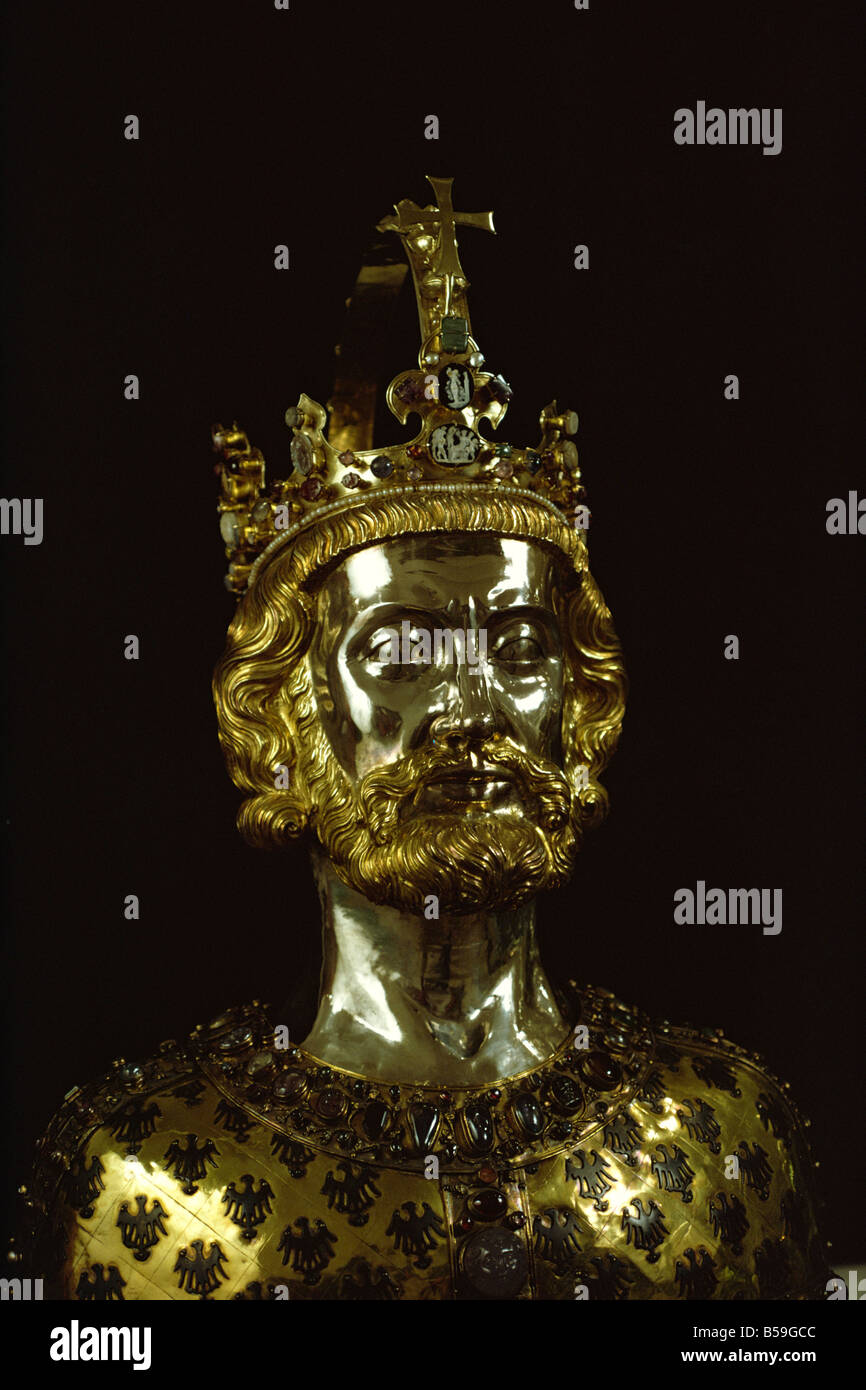 Emperor charlemagne statue hi-res stock photography and images - Alamy