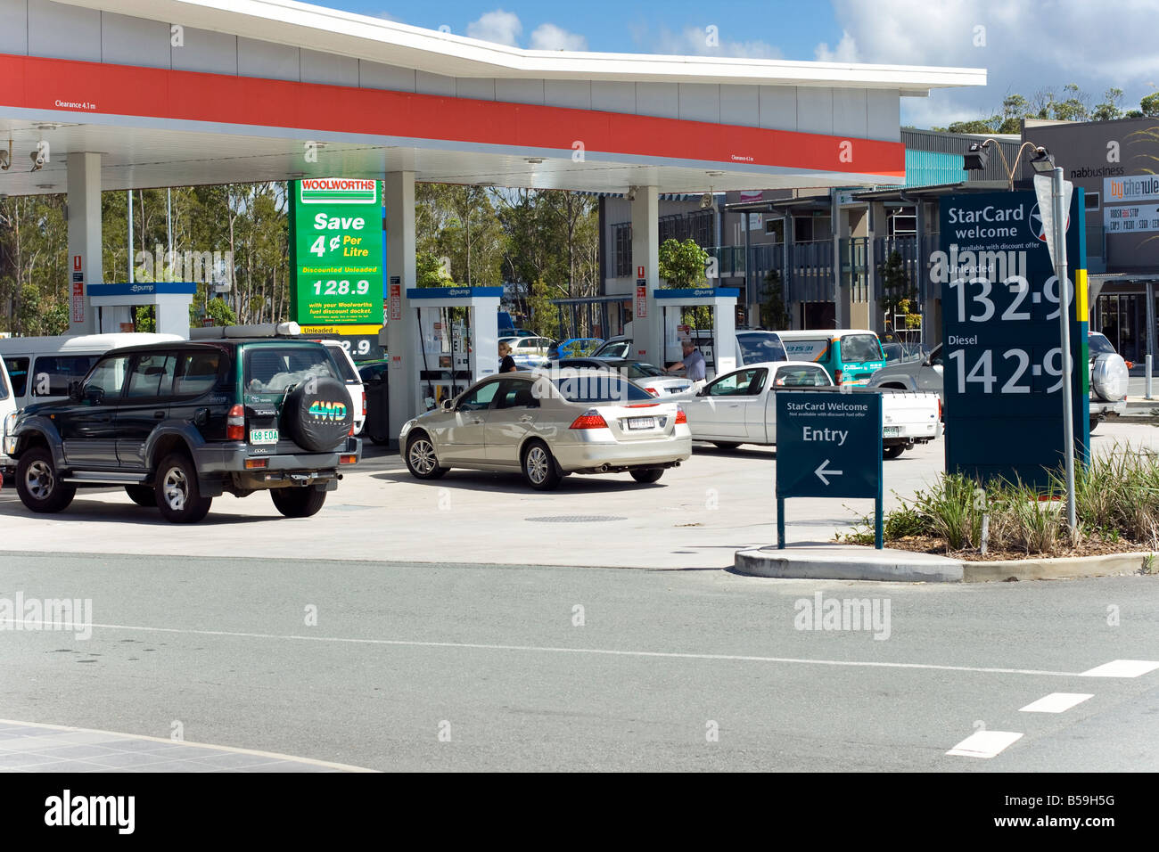 Cars queuing for petrol hi-res stock photography and images - Alamy