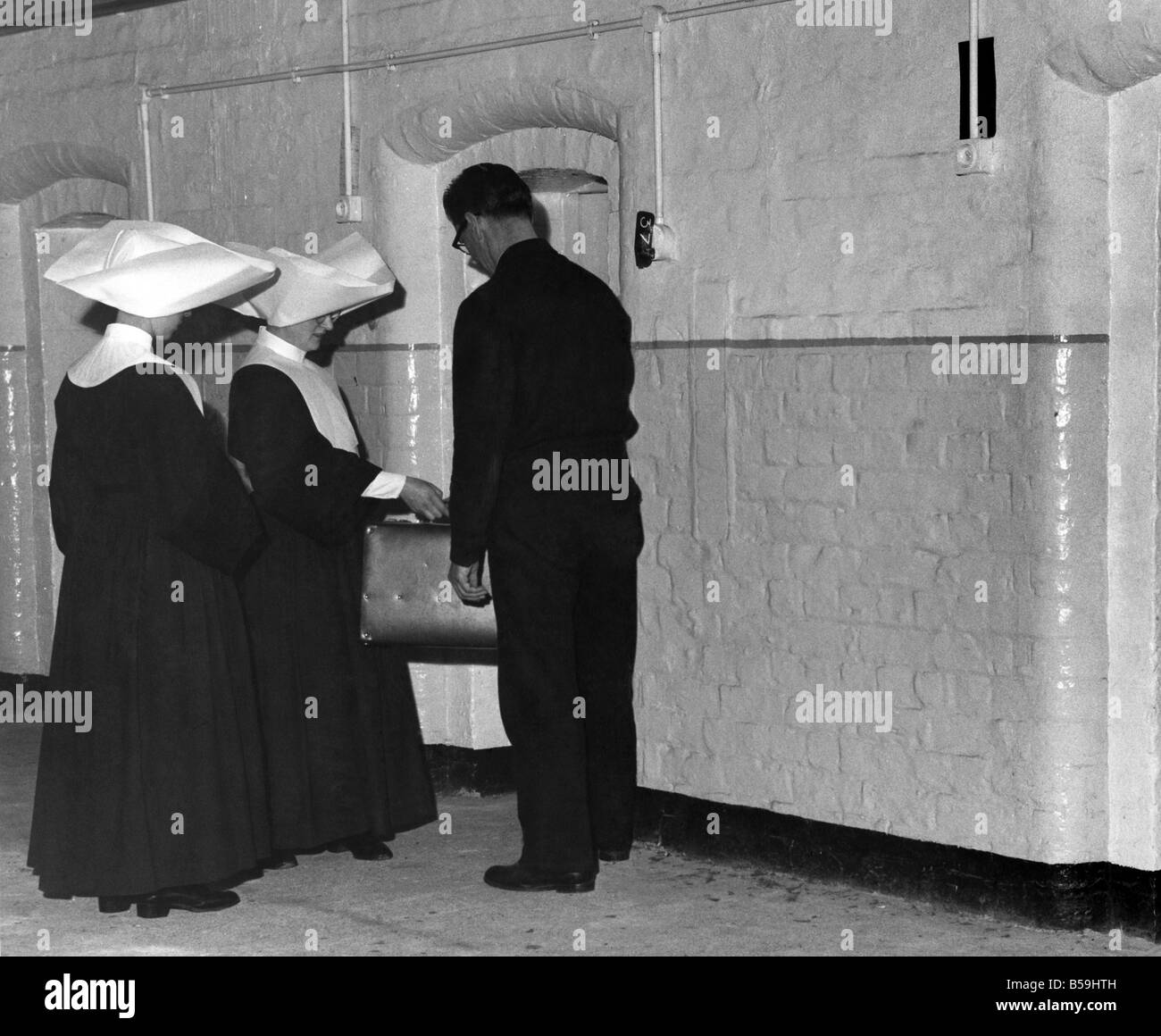Nuns seen here visiting Liverpool's Walton Prison. July 1962 P008122 ...