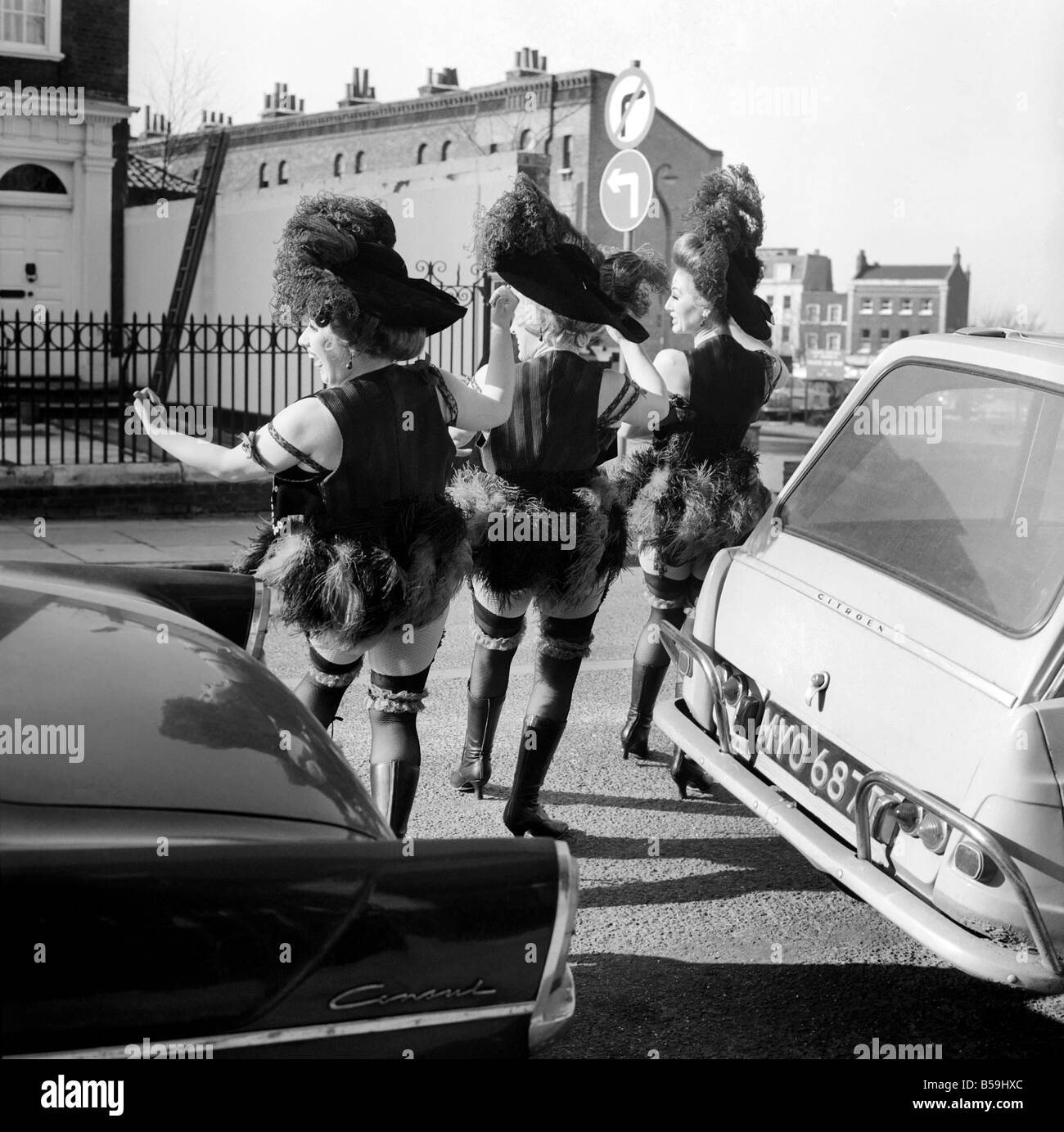 Barbara windsor sing a rude hi-res stock photography and images - Alamy