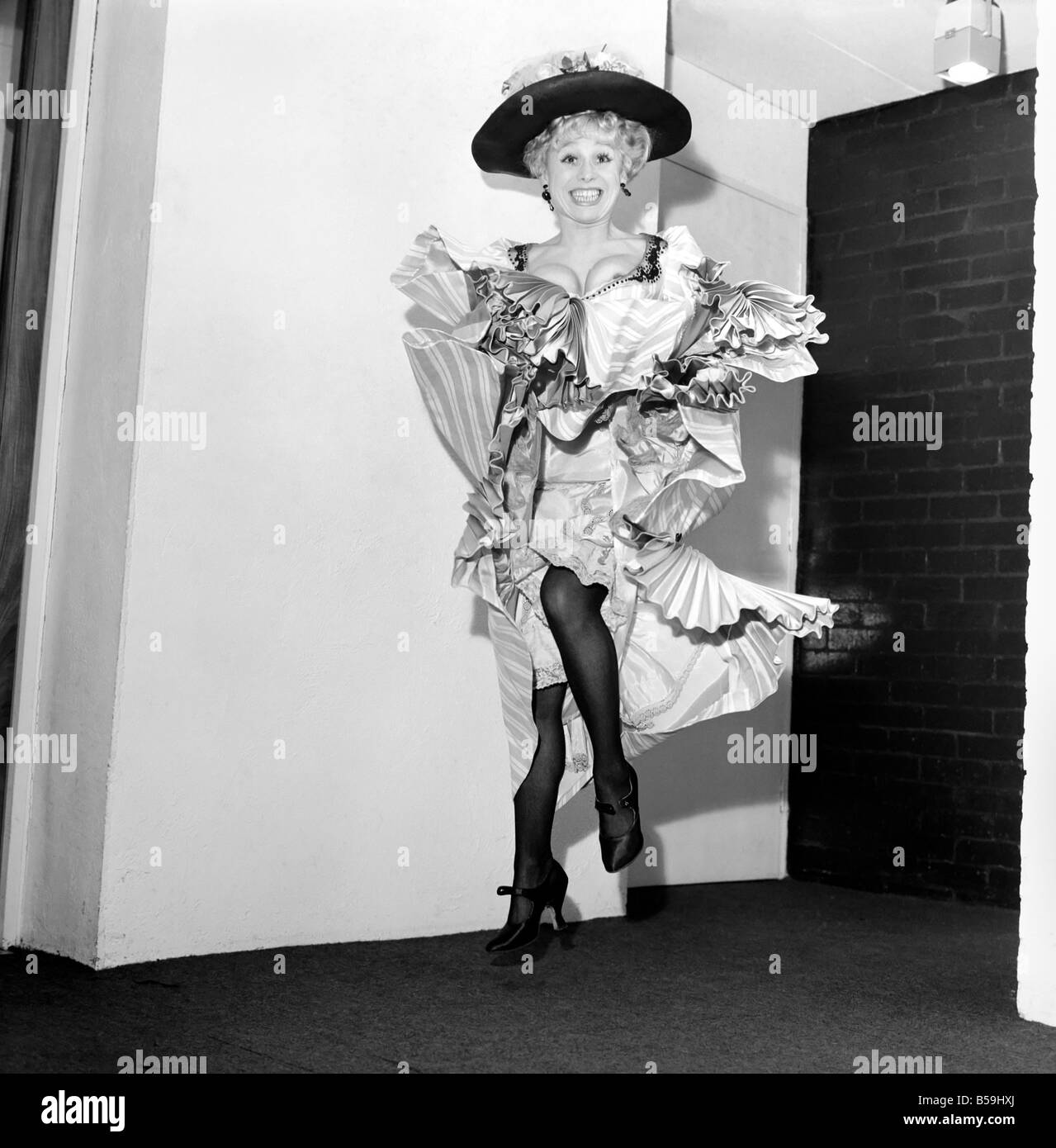 Barbara windsor sing a rude hi-res stock photography and images - Alamy