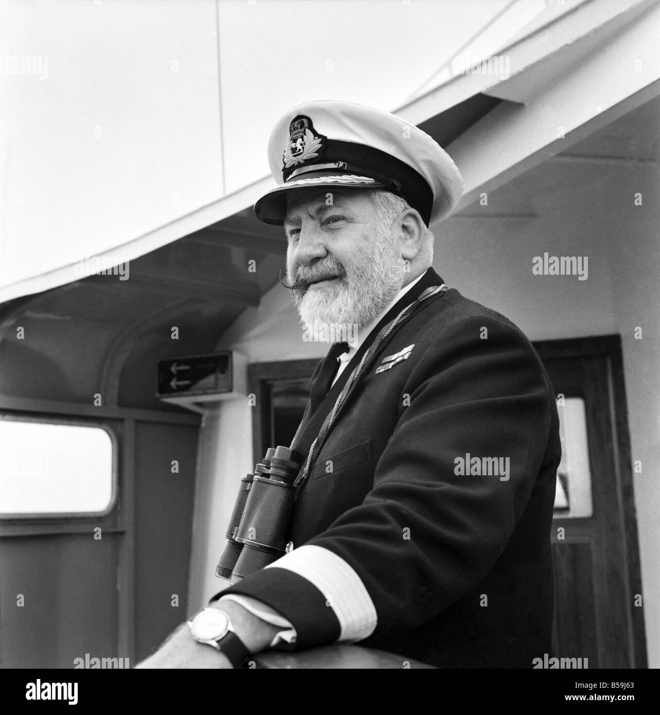 Southampton Docks: Bill Warwick master of Q.E.2 in charge of the ship ...