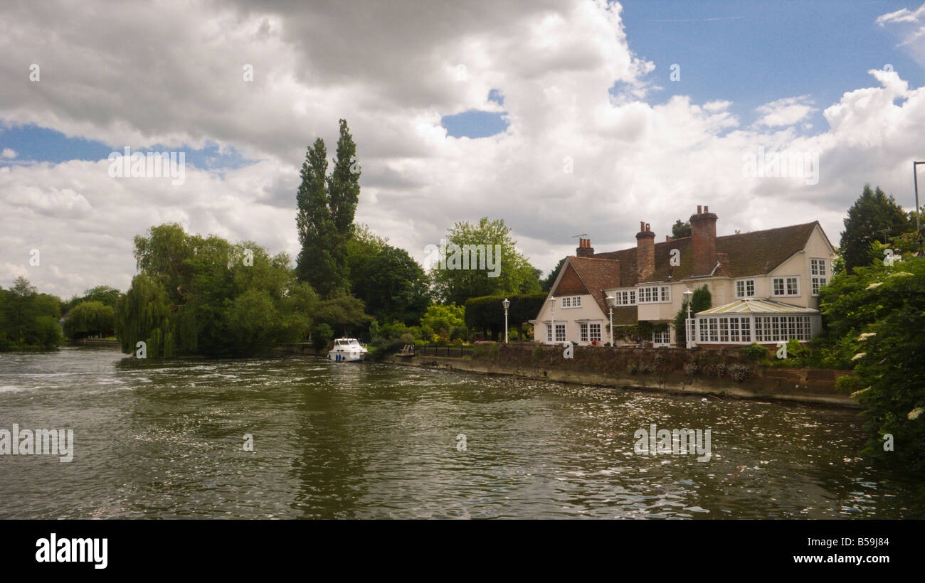 River Thames at Pangbourne Berkshire England Stock Photo - Alamy