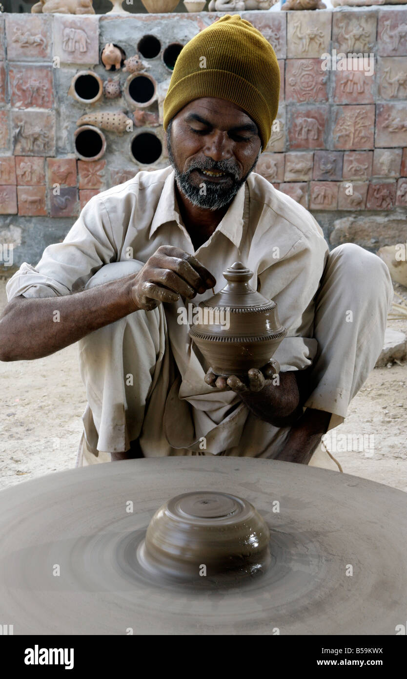 Male potter using pottery wheel hi-res stock photography and images - Alamy