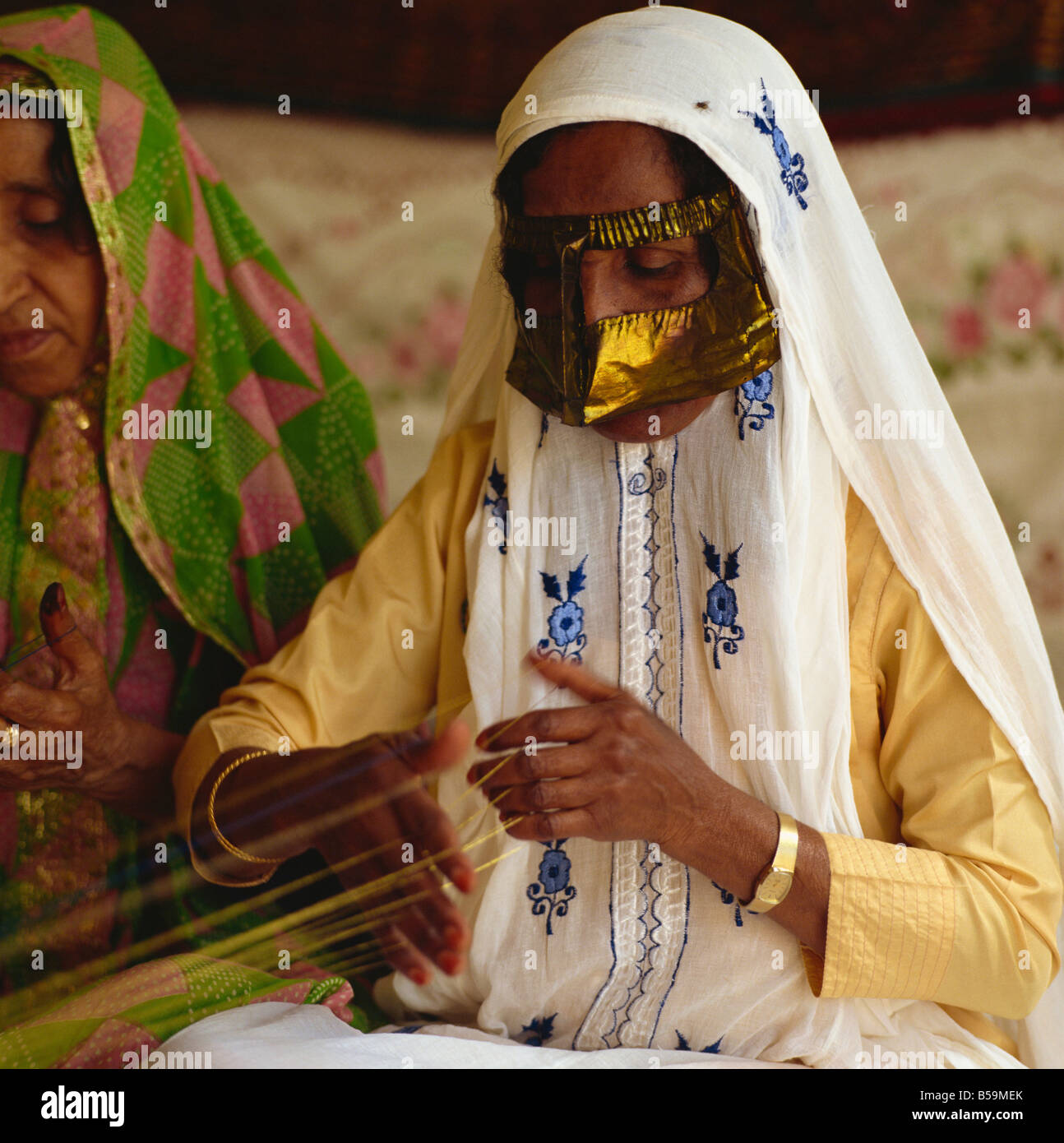 Traditional Dress Bahrain High Resolution Stock Photography and Images ...