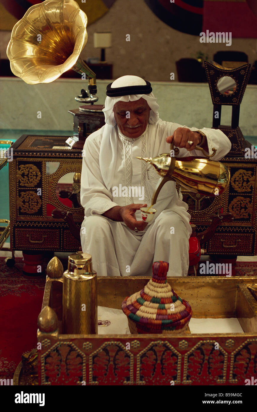 Traditional dress bahrain hi-res stock photography and images - Alamy