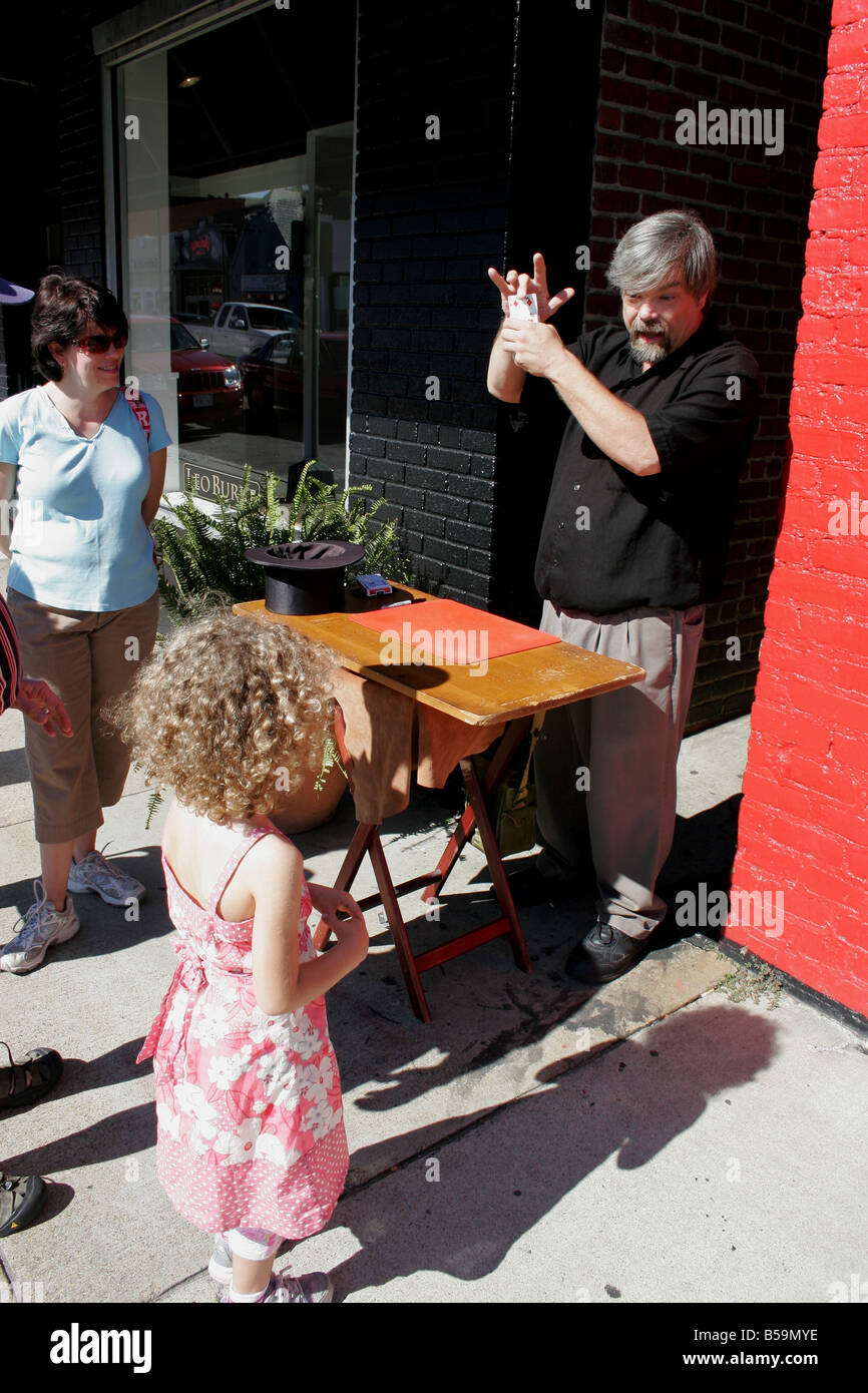 Street magician hi-res stock photography and images - Alamy