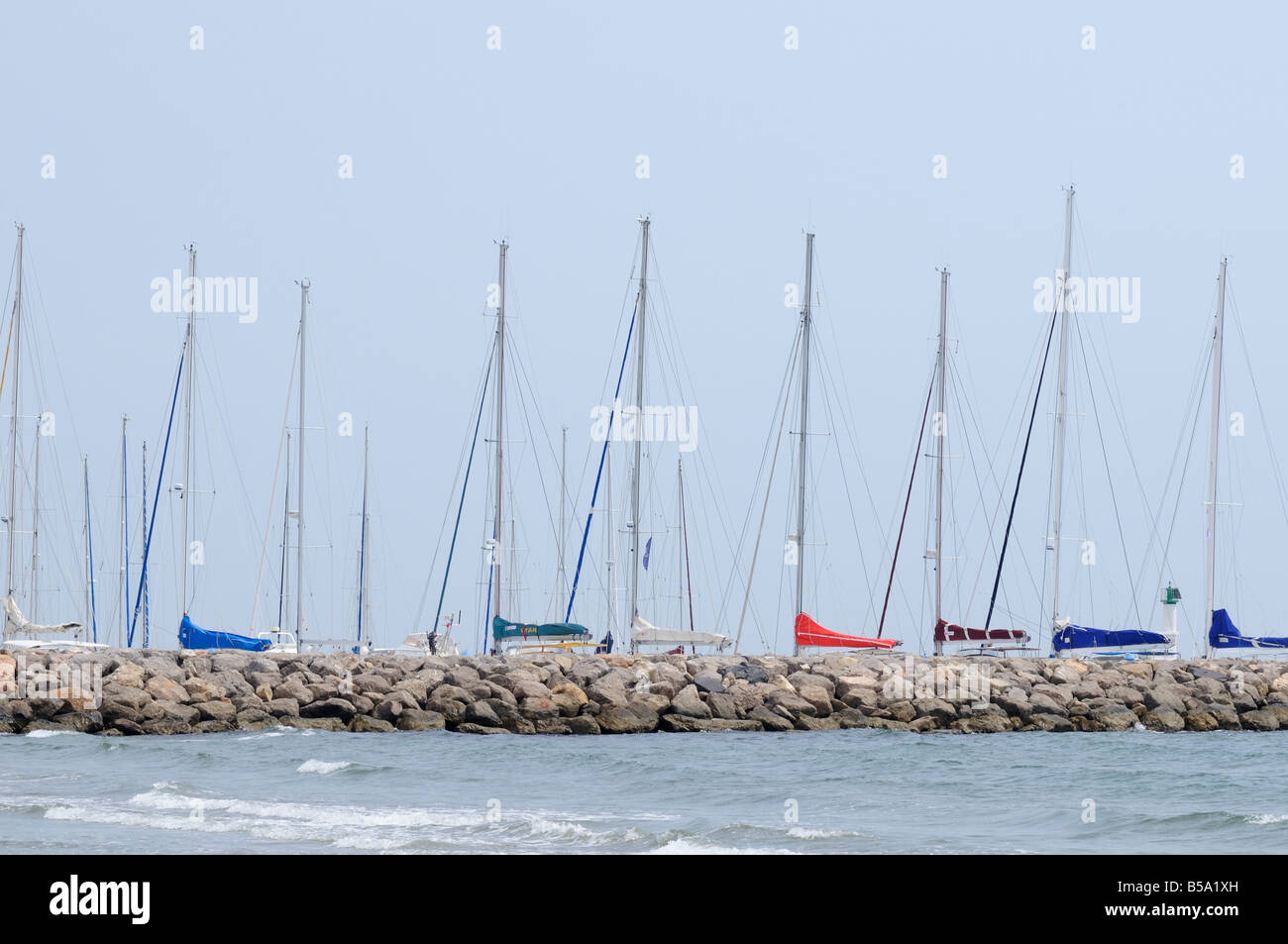 Masts of boats hi-res stock photography and images - Alamy