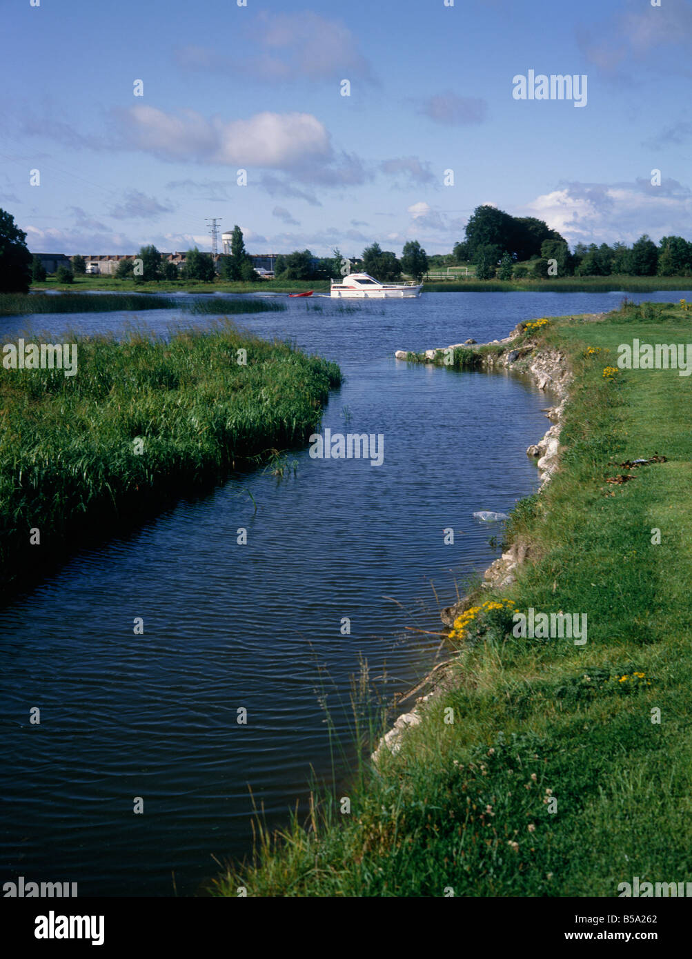 Athlone Bridge Wide river Boat RIVER SHANNON ROSCOMMON IRELAND Stock ...
