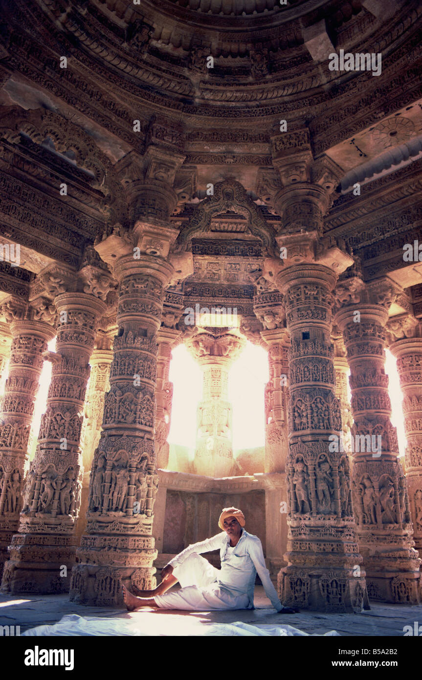 Hindu temple interior hi-res stock photography and images - Alamy