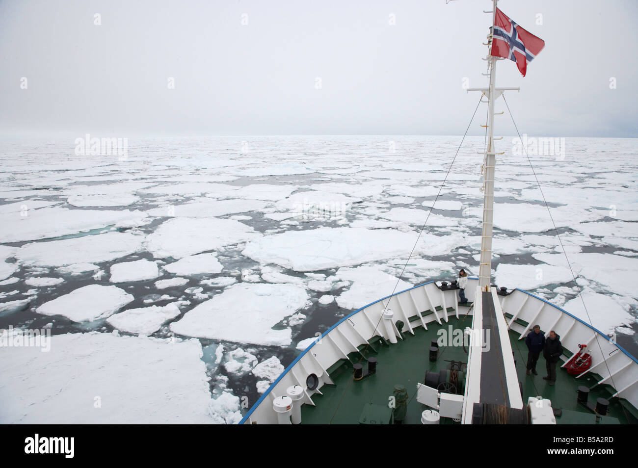 Arctic pack ice ship svalbard hi-res stock photography and images - Alamy