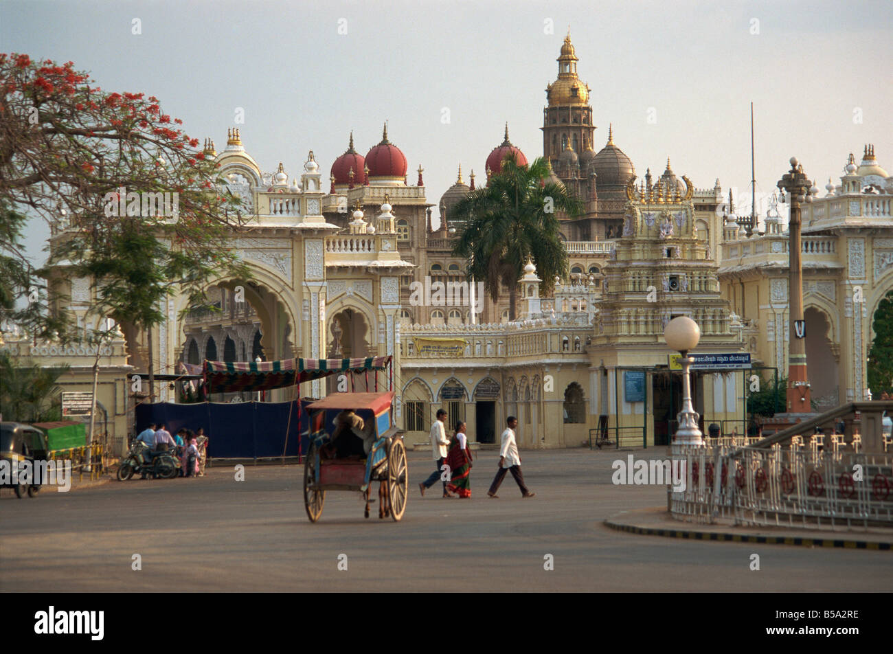 Palace and New Statue Circle, Mysore, Karnataka state, India Stock ...