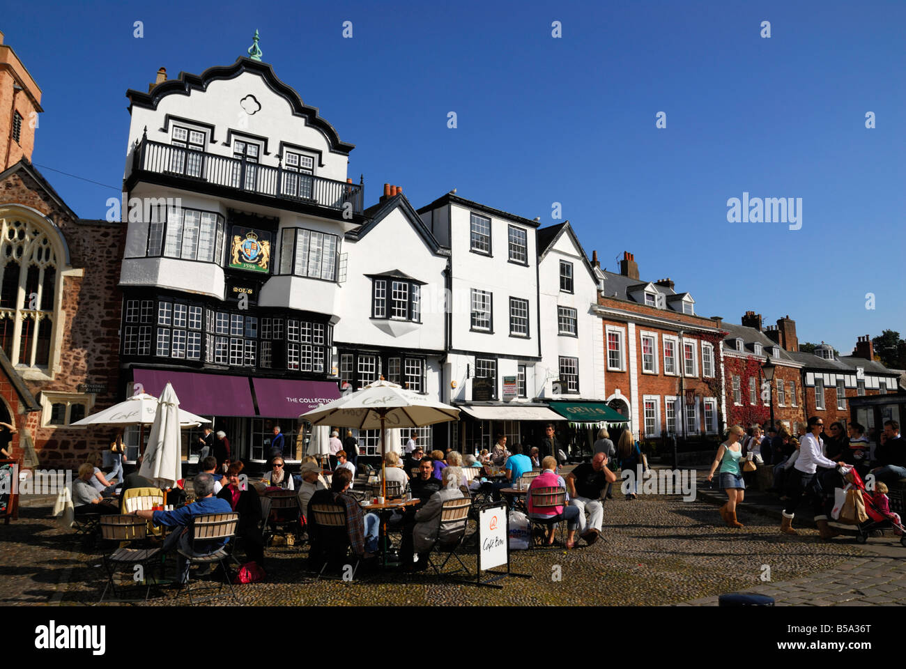 UK, Devon, Exeter. Pavement cafe on Cathedral Yard Stock Photo - Alamy