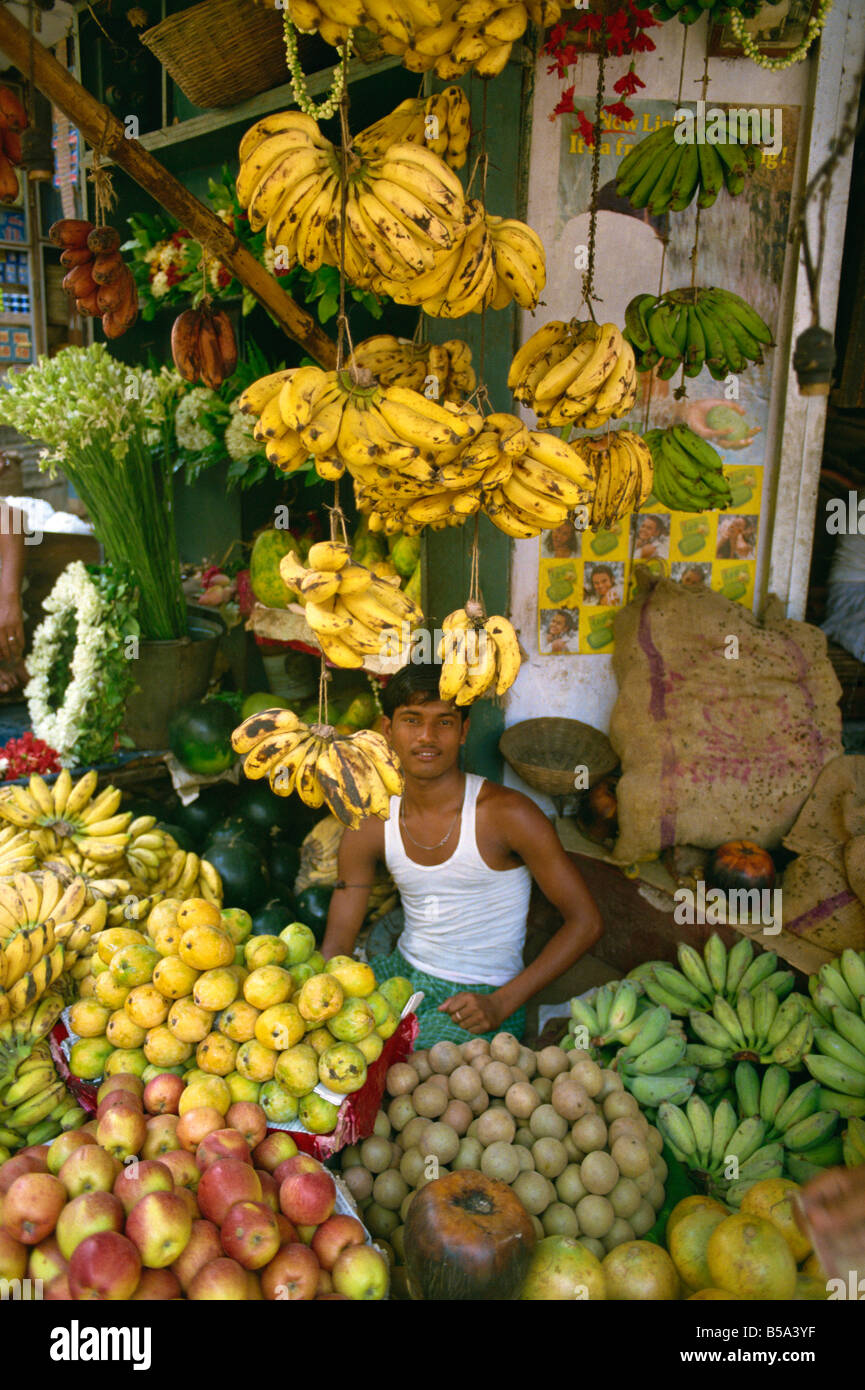 Fruit stall India Asia Stock Photo - Alamy