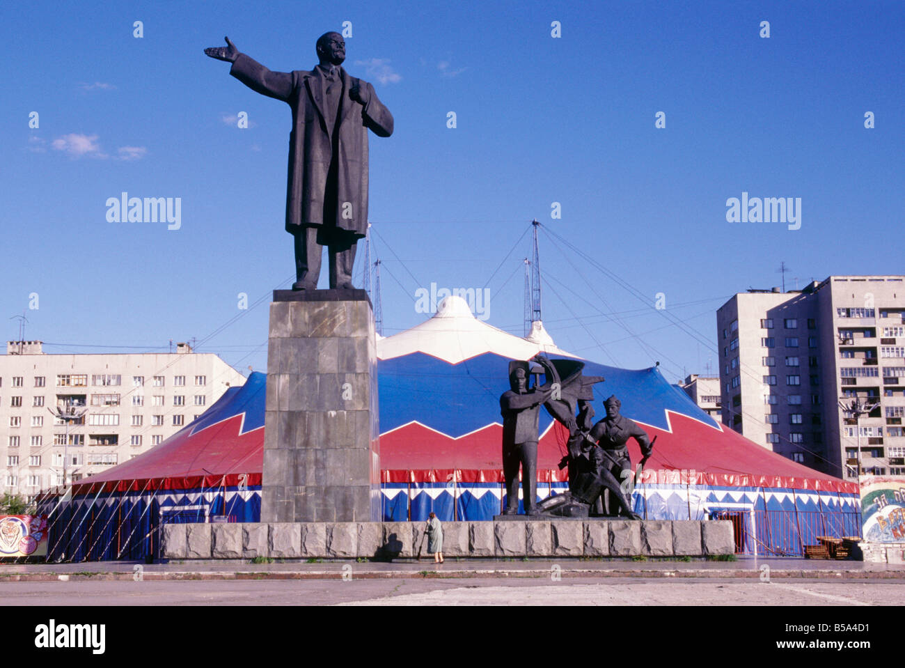 Town square Circus tent erected Huge statue of Lenin NIZHNY NOVGOROD ...