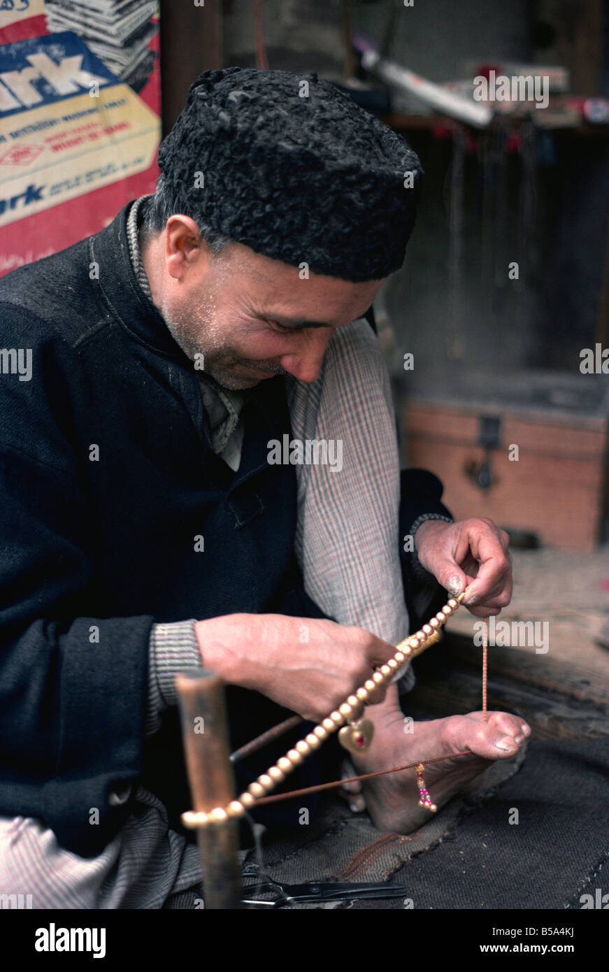 Stringing hi-res stock photography and images - Alamy