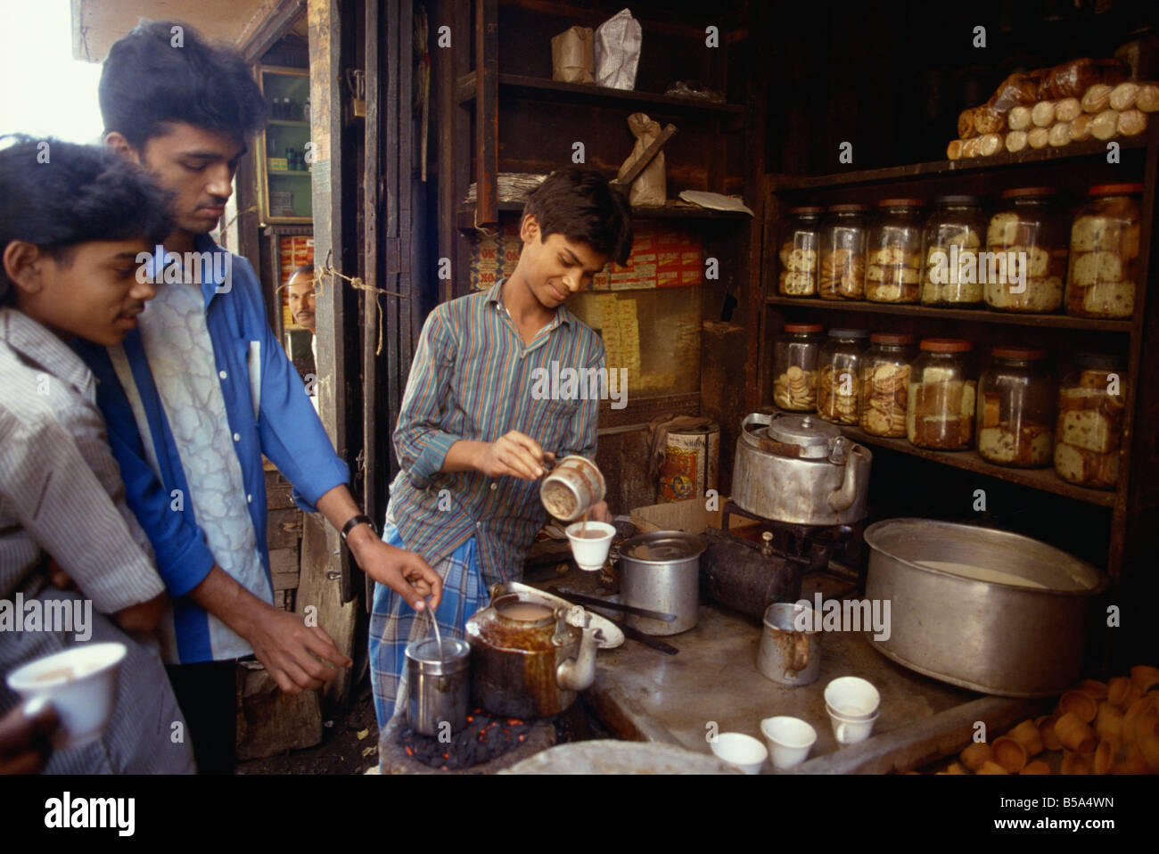 India west bengal kolkata tea hi-res stock photography and images - Alamy