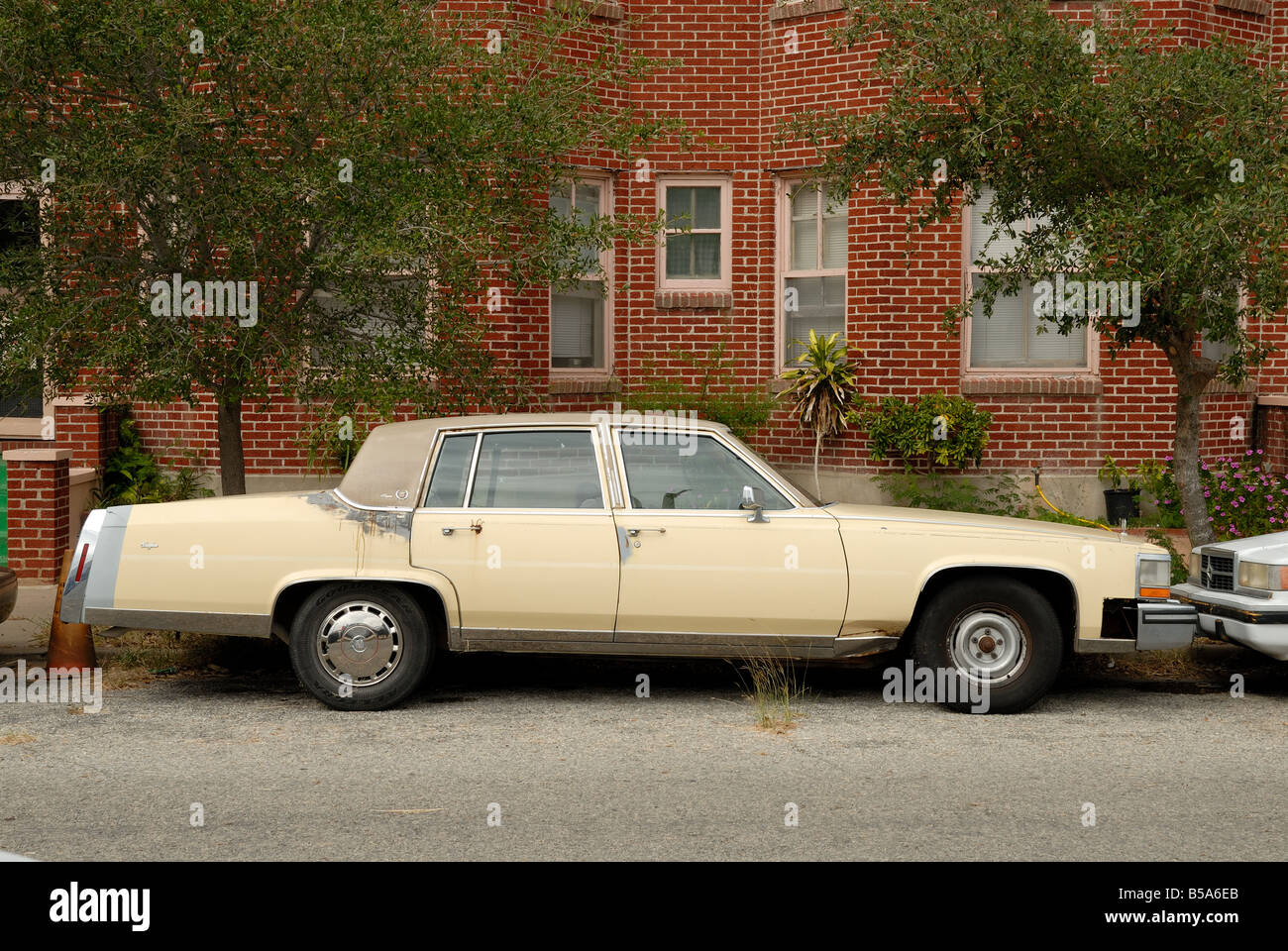Old rusty car house hi-res stock photography and images - Alamy