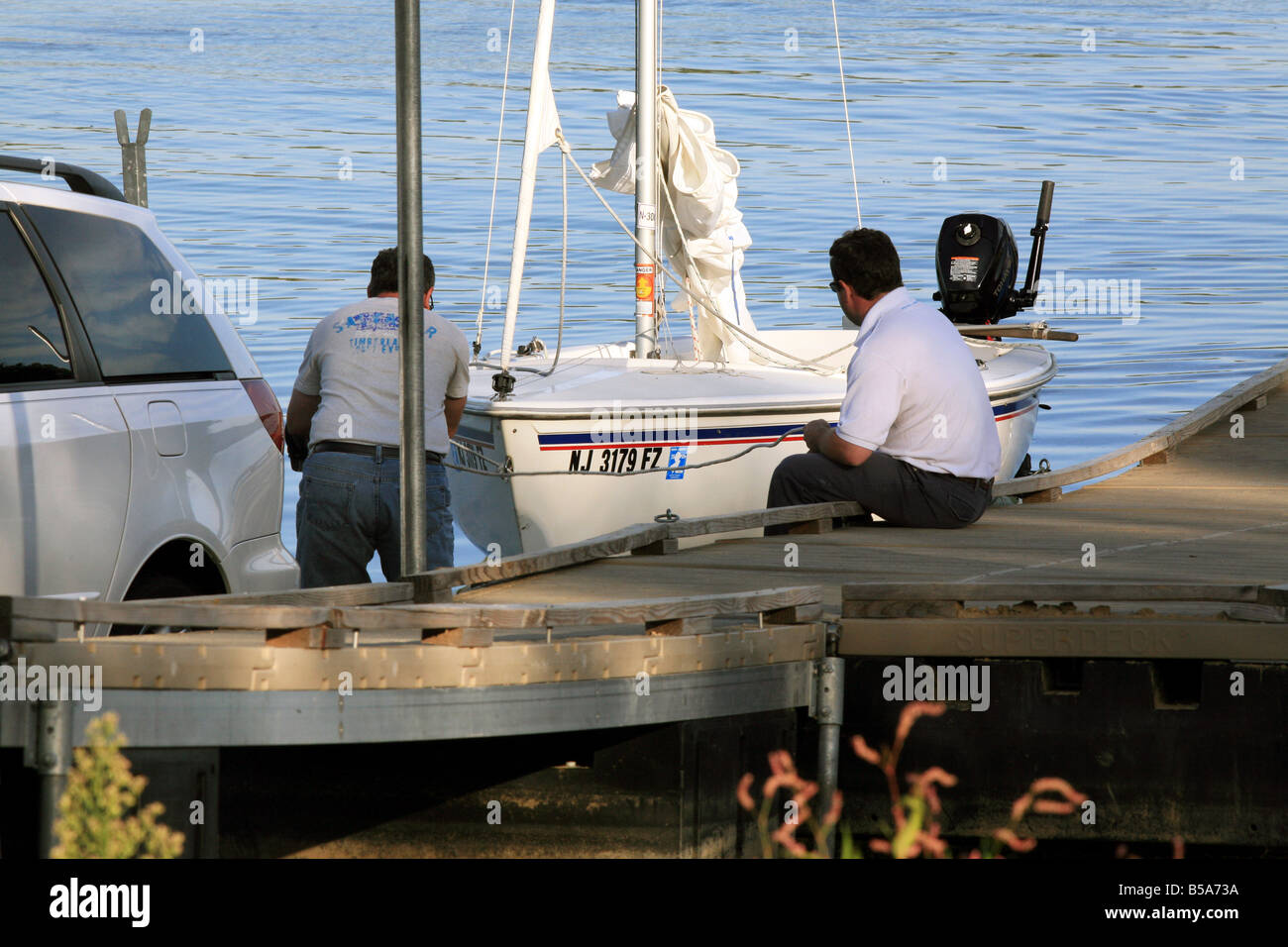 Putting in a small sailboat at the reservoir boat ramp Stock Photo - Alamy