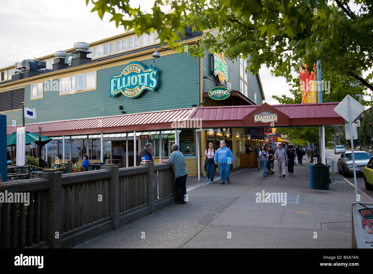 Restaurant at waterfront hi-res stock photography and images - Alamy