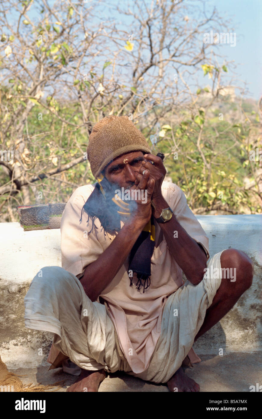 Smoking indian man hi-res stock photography and images - Alamy