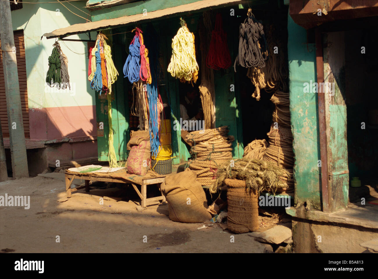 Bundles of ropes hi-res stock photography and images - Alamy