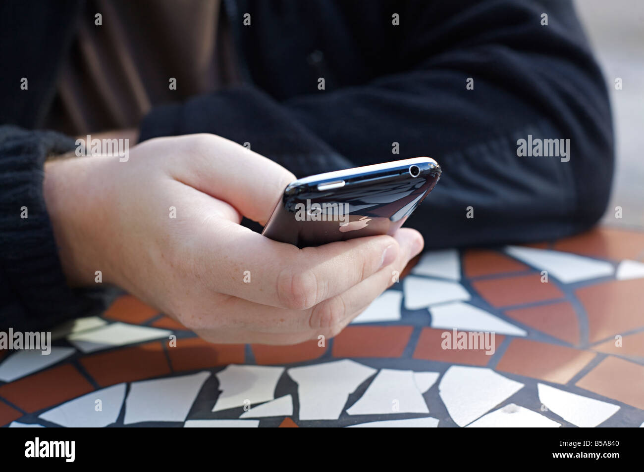 Man's hand holding an iPhone Stock Photo - Alamy