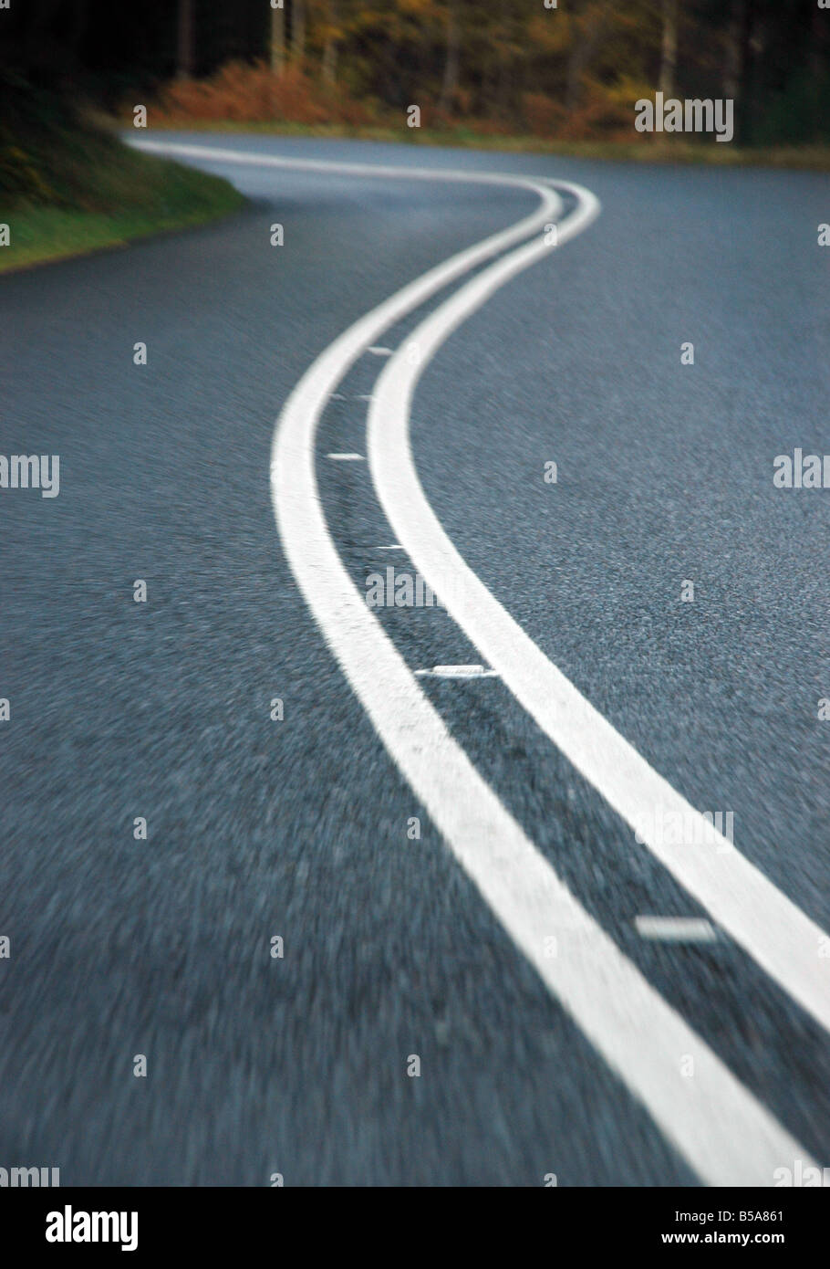 Overtaking markings hi-res stock photography and images - Alamy