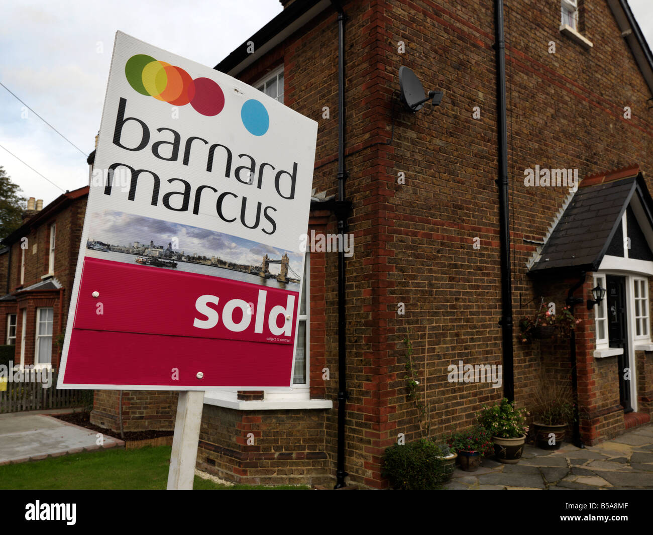 Sold sign and house hi-res stock photography and images - Alamy