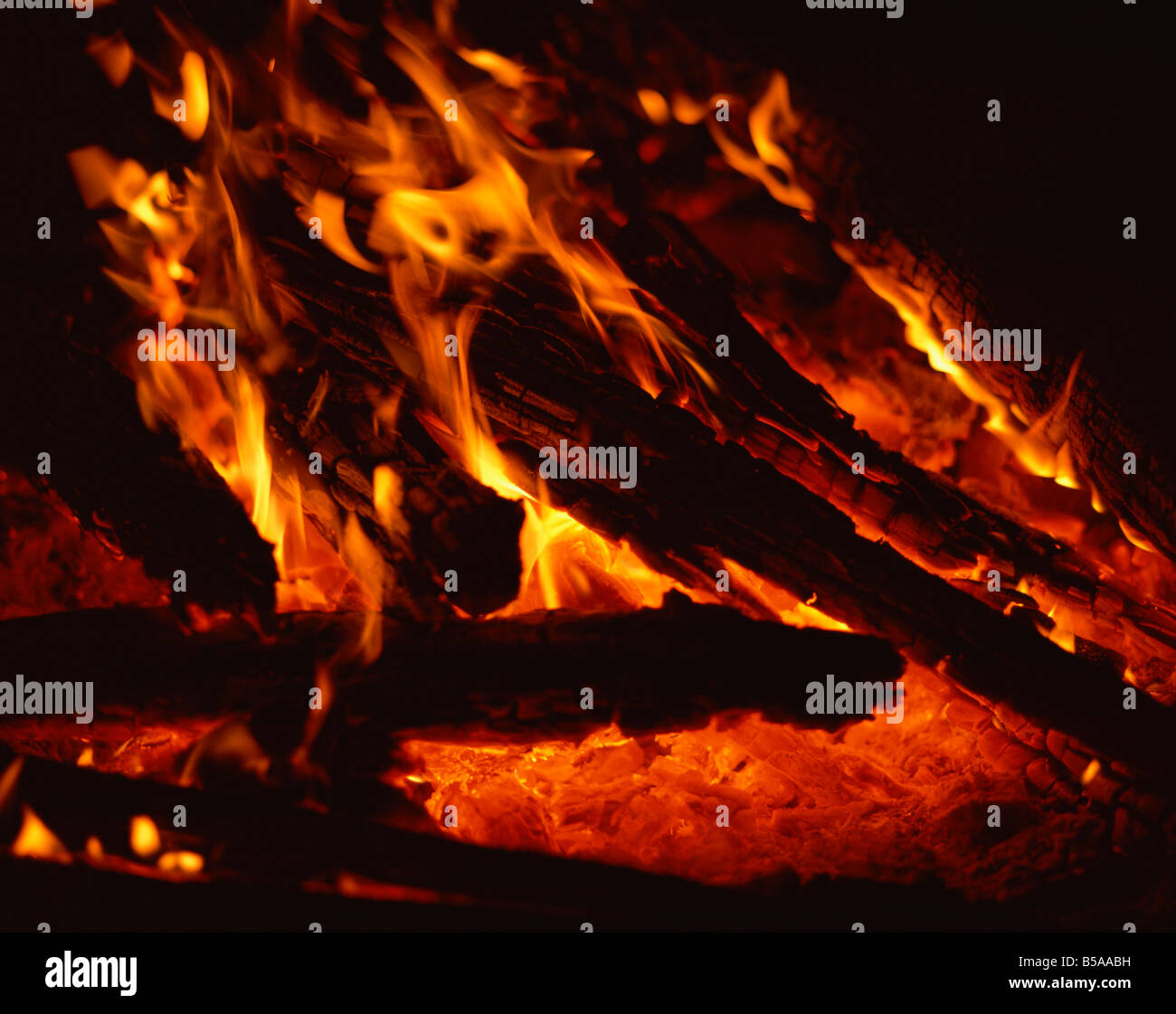 Log fire at night Stock Photo - Alamy