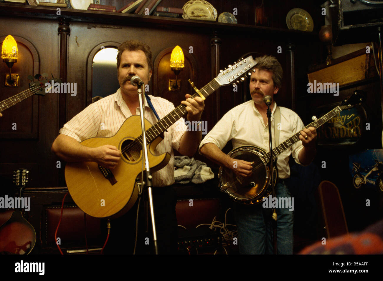 Pub band in Slattery's Bar, Dublin, Co. Dublin, Republic of Ireland ...