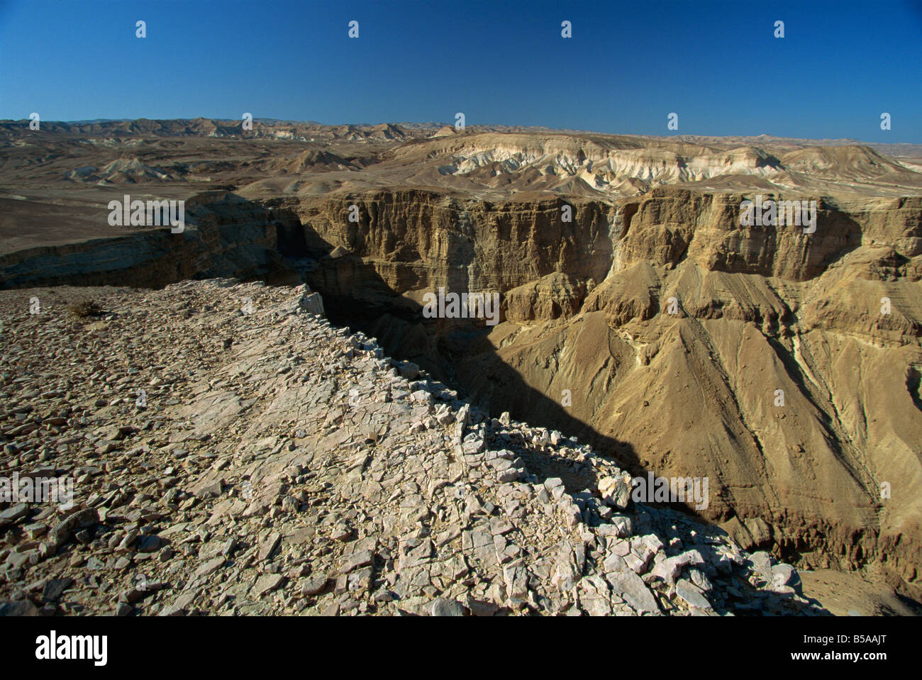 Middle east desert dramatic hi-res stock photography and images - Alamy