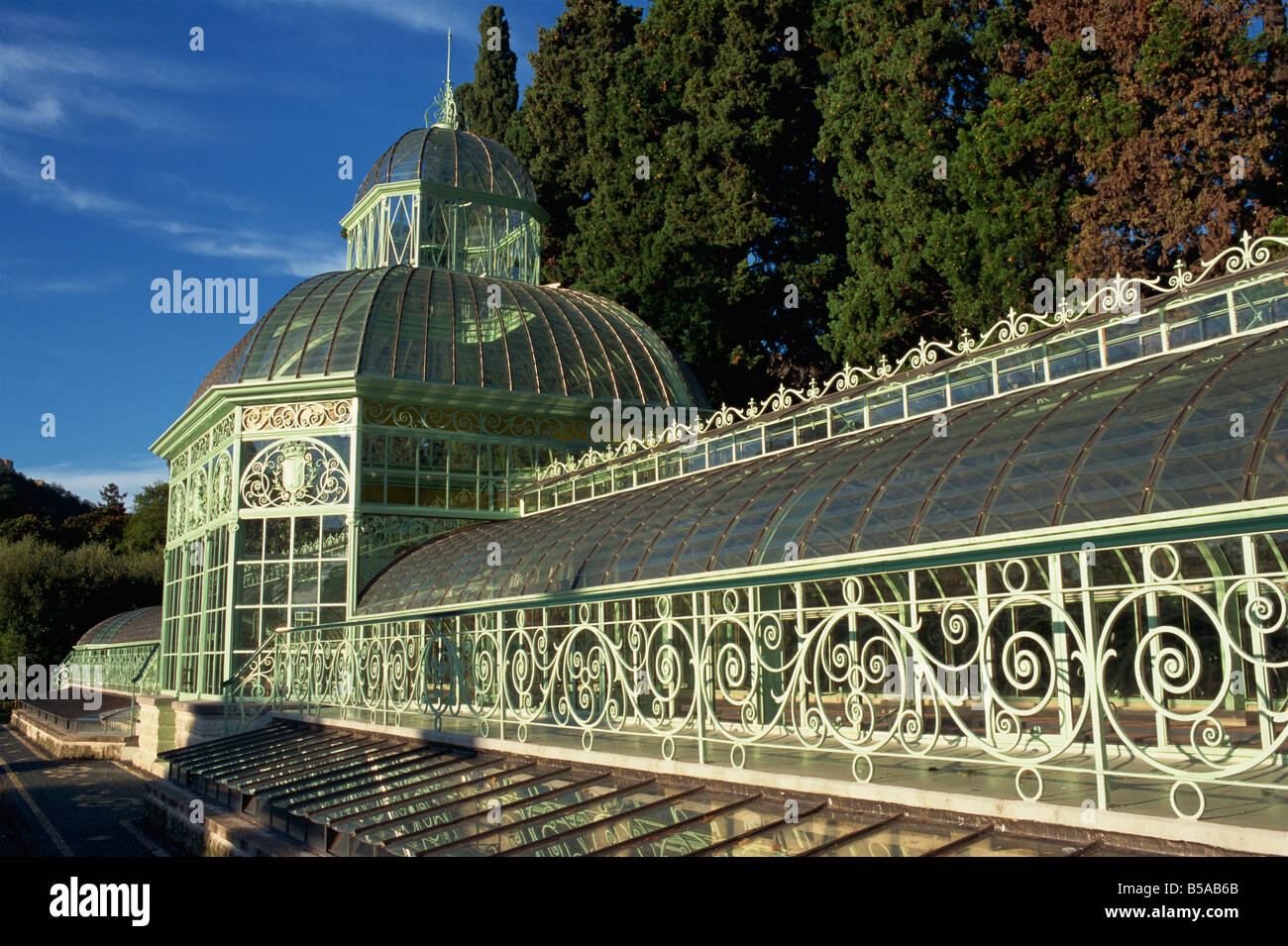 Glasshouses in botanical gardens hi-res stock photography and images ...