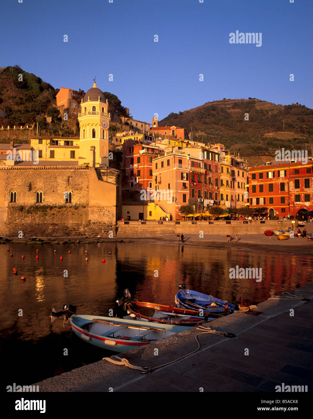 Vernazza harbour, Vernazza, Cinque Terre, UNESCO World heritage Site ...