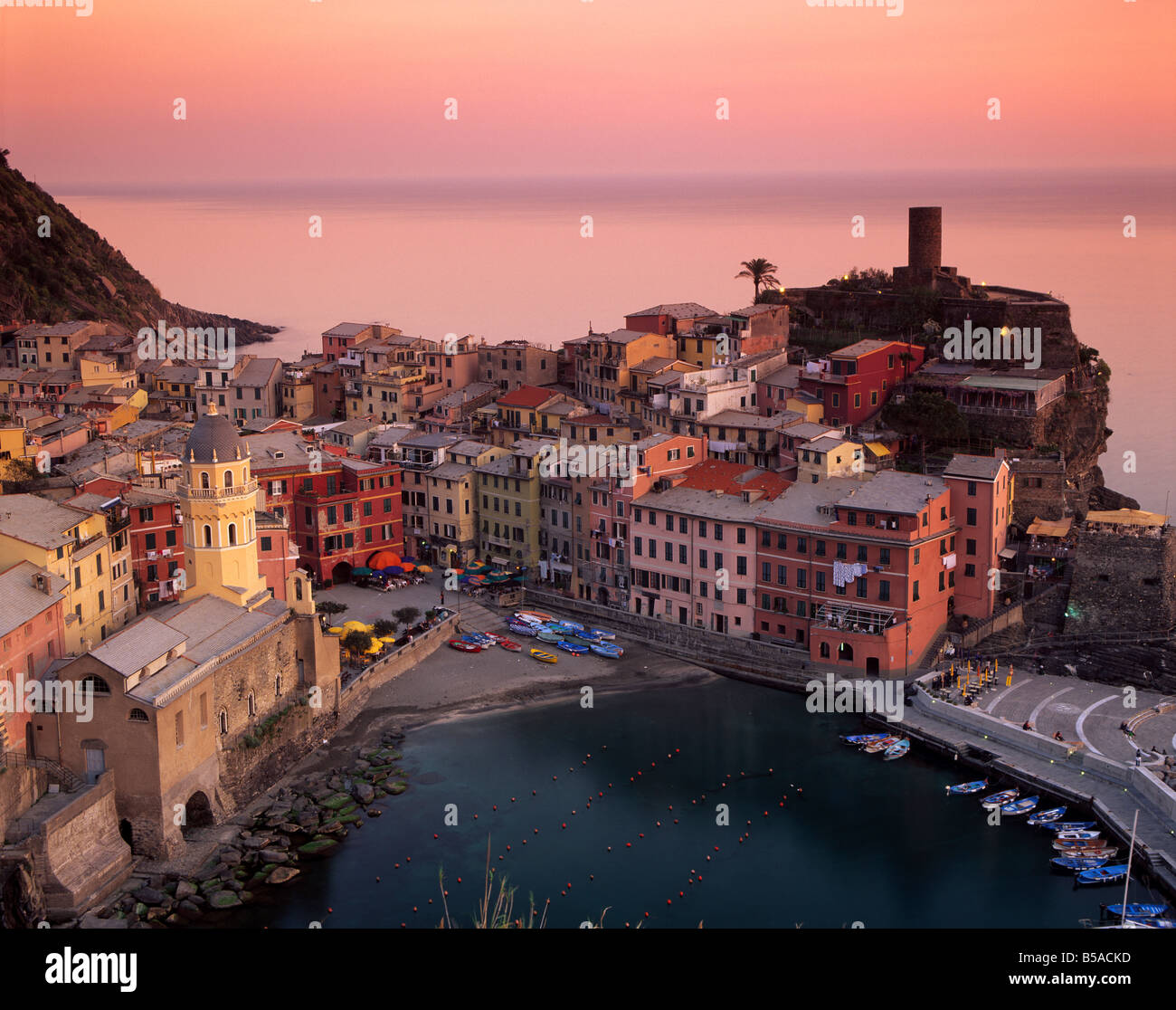 Vernazza harbour at dusk, Vernazza, Cinque Terre, UNESCO World Heritage ...
