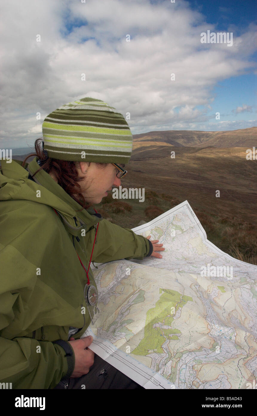 Walker reading a map hi-res stock photography and images - Alamy