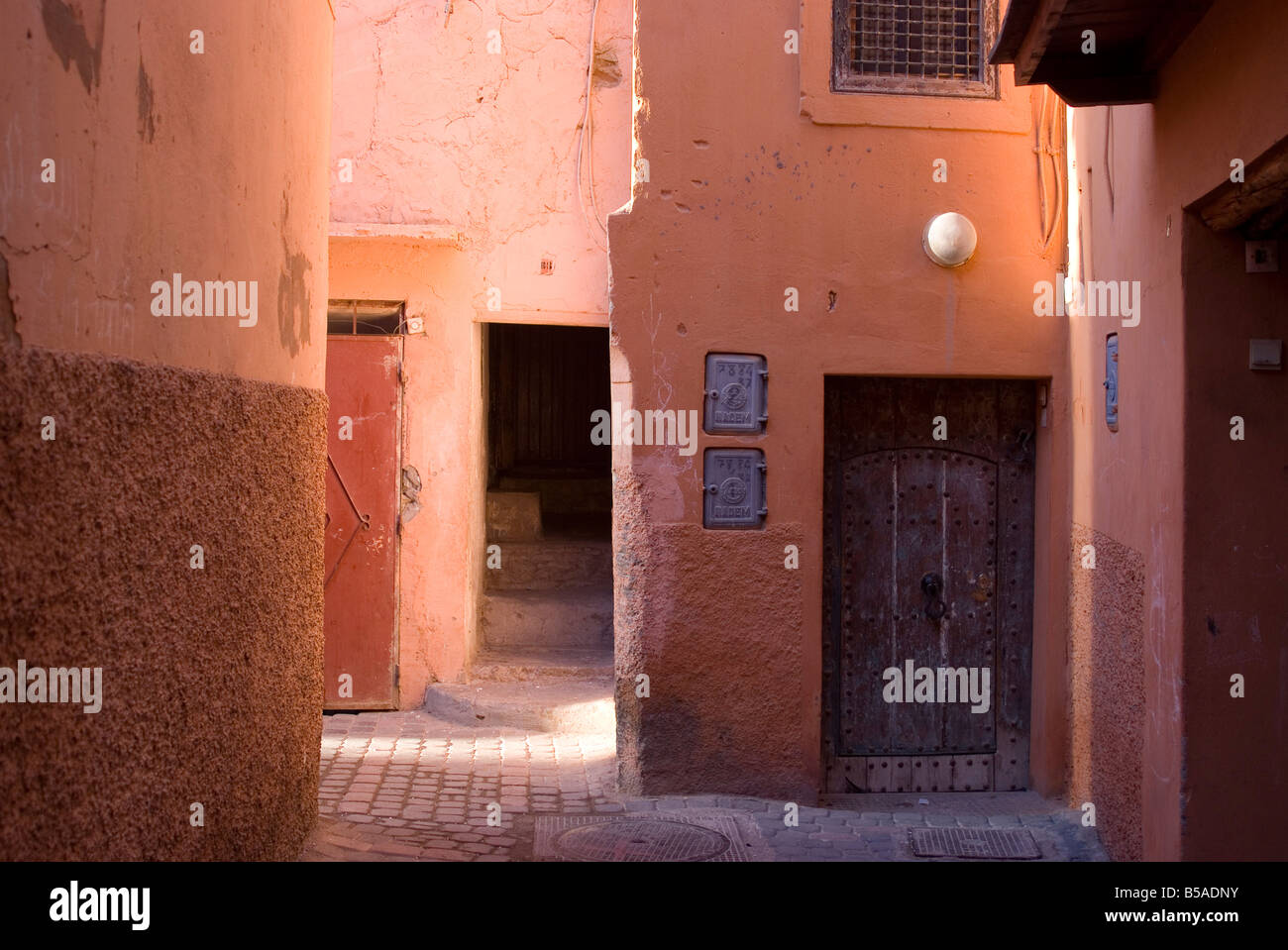 Back street marrakech hi-res stock photography and images - Alamy