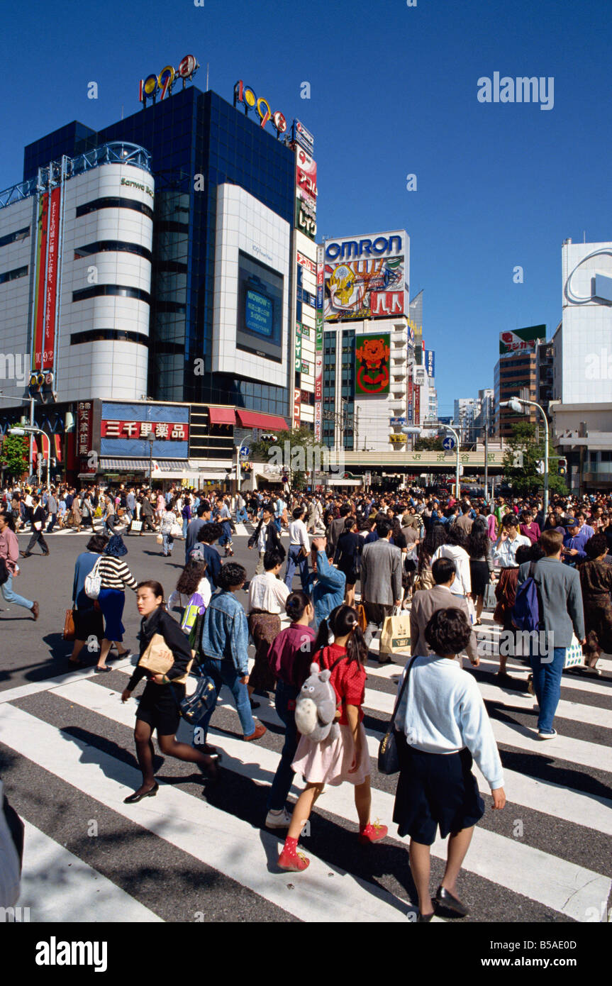 People on road crossing in Shibuya Ku area Tokyo Japan G Hellier Stock ...