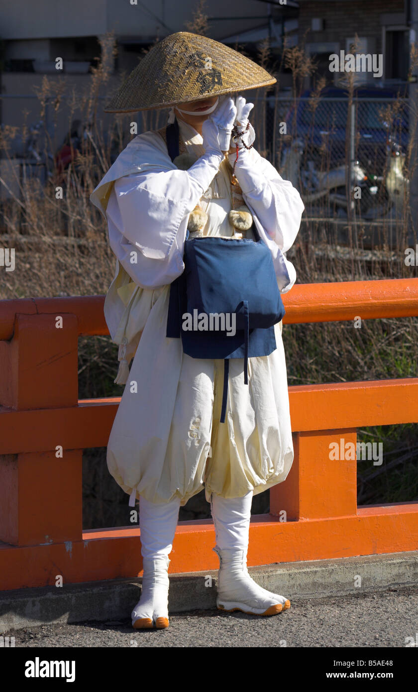 Pilgrim wearing traditional hat, Fushimi Inari Taisha shrine, Kyoto ...