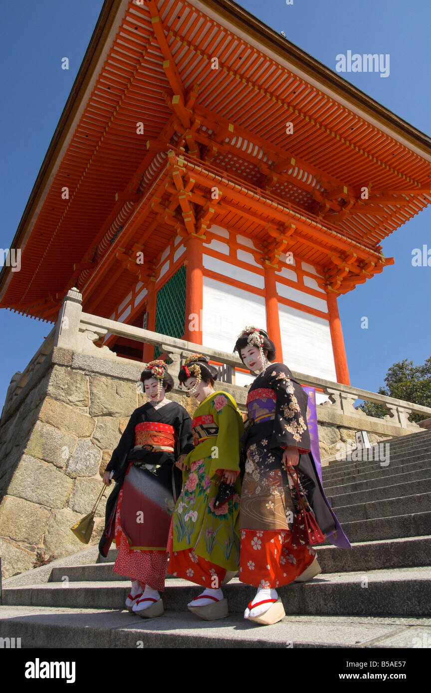 Three geishas in traditional dress, Kiyomizudera temple, Kyoto, Kansai ...